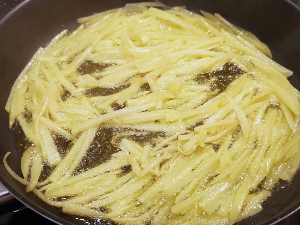 Bacalhau à Brás, enjoy the most traditional Portuguese dish
